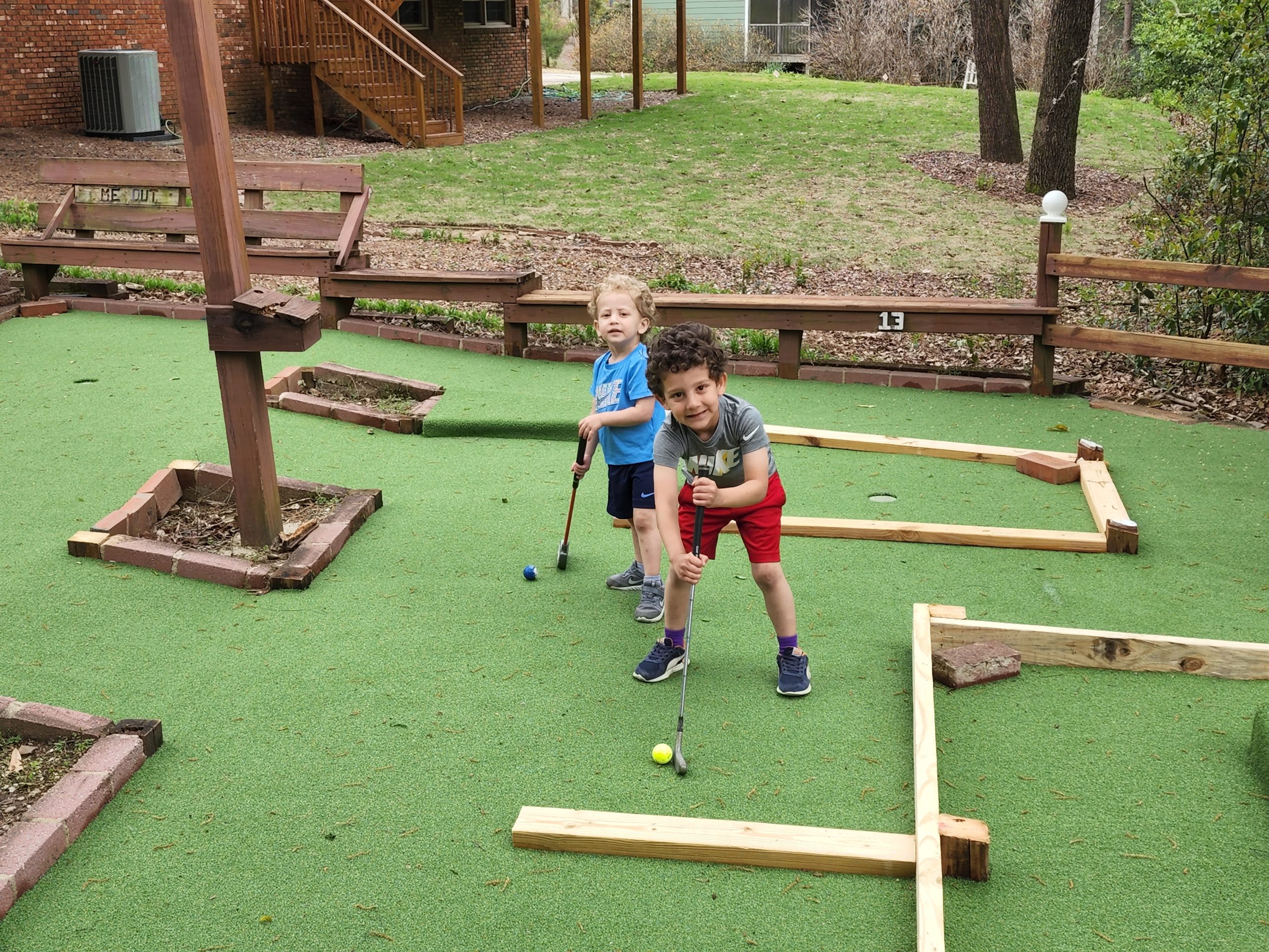 Nick’s Backyard 18-hole Putting Palace | Smart Turf® Artificial Grass